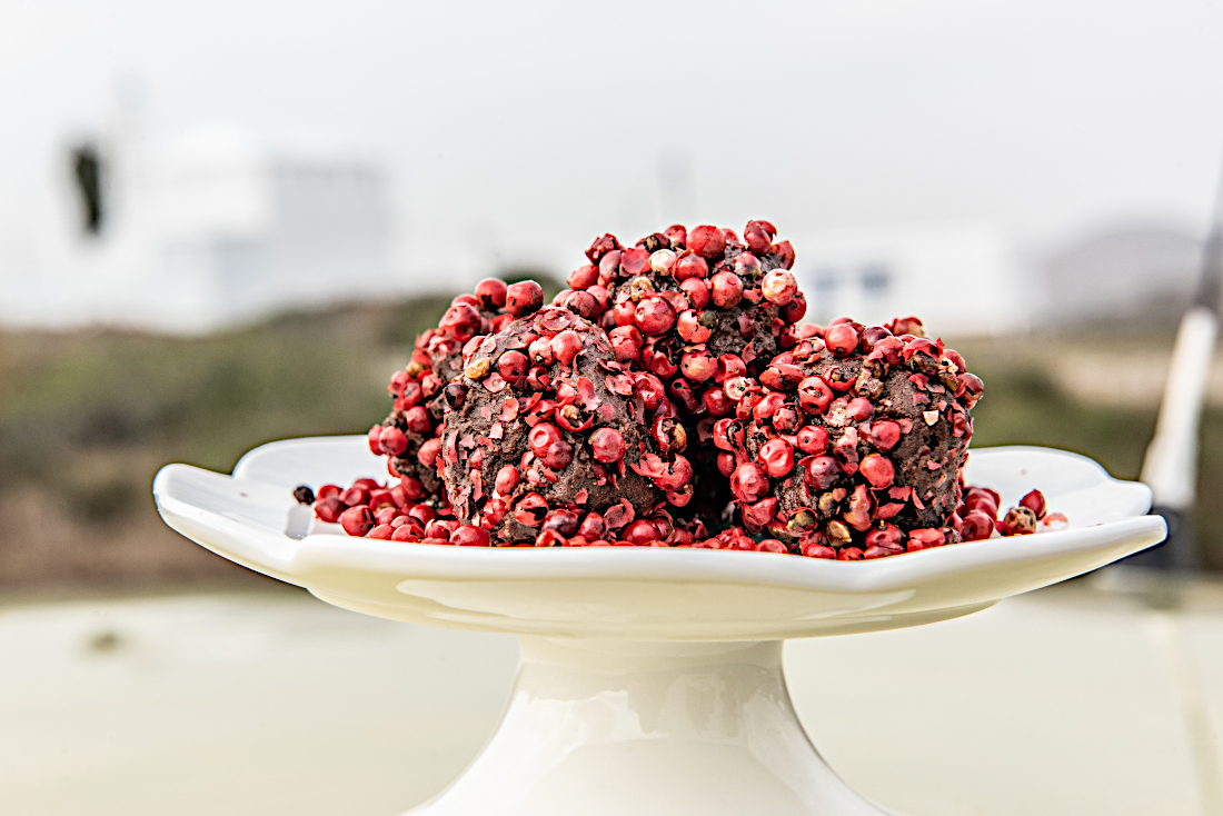 Τρούφες σοκολάτας με κοπανιστή Τήνου και ροζ πιπέρι - Miss Tasty