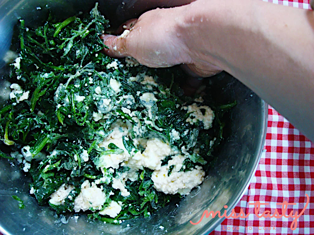 Σπανακοτυρόπιτα με άγρια χόρτα - Miss Tasty