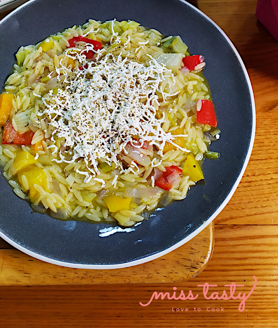 Κριθαράκι με χρωματιστές πιπεριές και φινόκιο - Miss Tasty