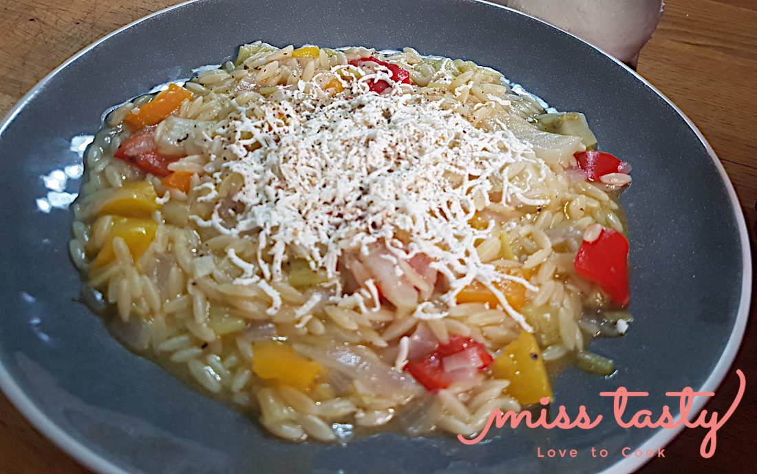 Κριθαράκι με χρωματιστές πιπεριές και φινόκιο - Miss Tasty