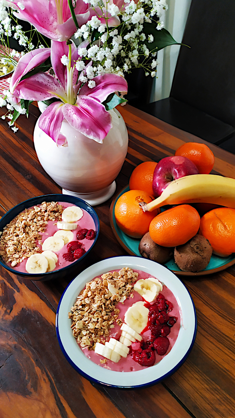 Super bowl πρωινού με κόκκινα βατόμουρα και ρόφημα φιστικιού - Miss Tasty