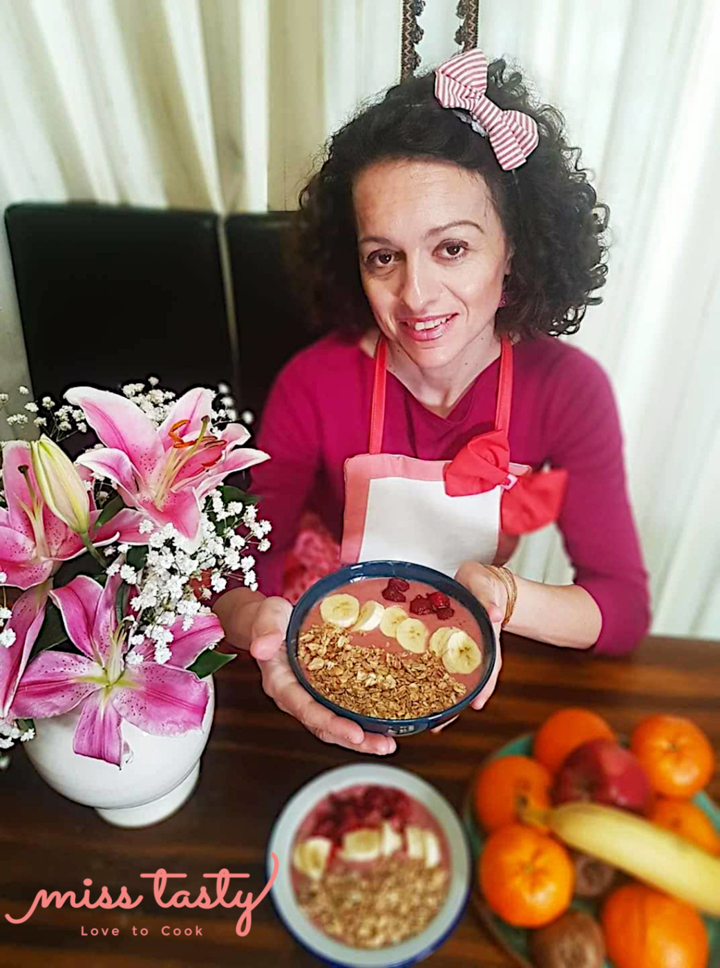 Super bowl πρωινού με κόκκινα βατόμουρα και ρόφημα φιστικιού - Miss Tasty
